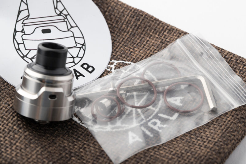 【Kilic Customs AirLab RDA レビュー】キリック カスタムズ エアラボ | VAPE Circuit