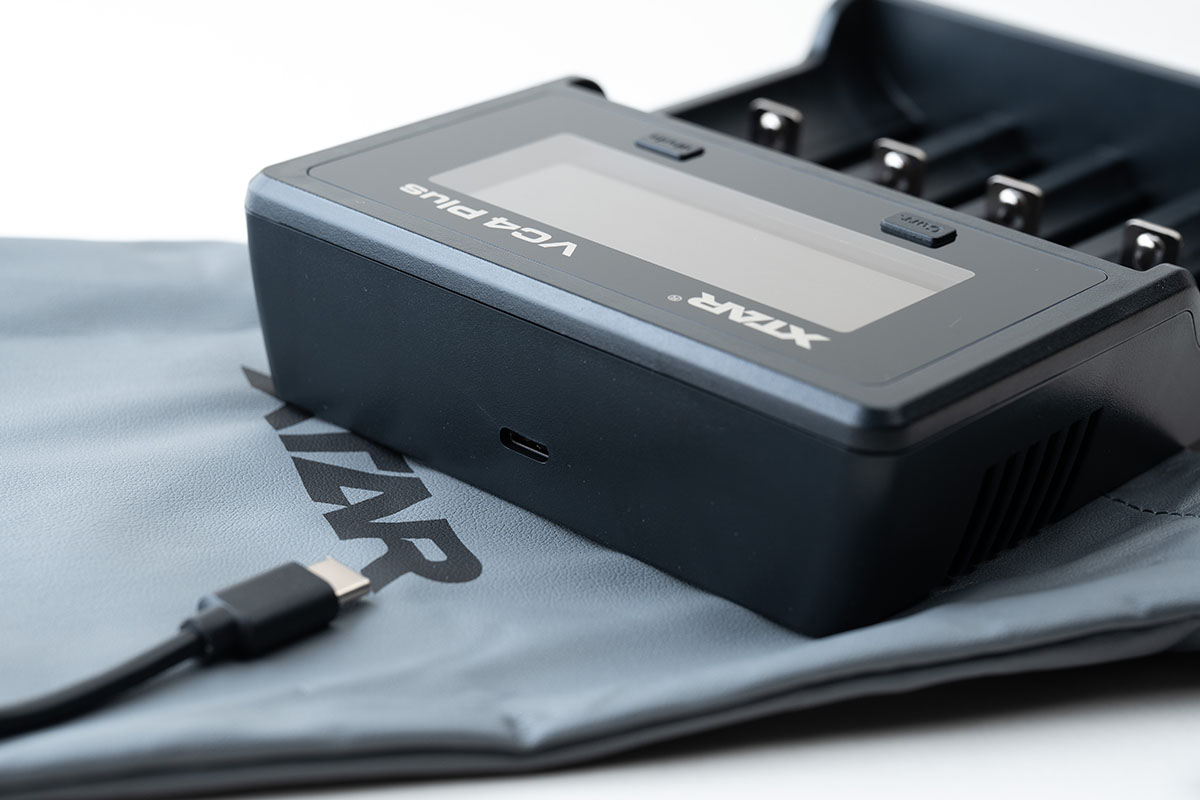 XTAR VC4 Plus バッテリーチャージャー レビュー | VAPE Circuit